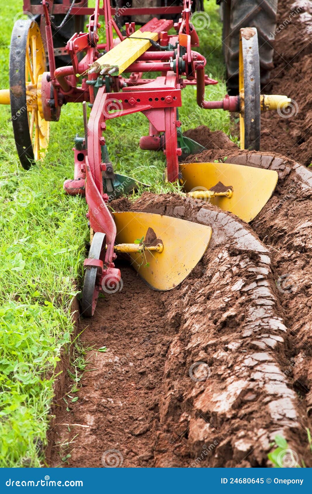 Arado del campo imagen de archivo. Imagen de pista, fondo - 24680645