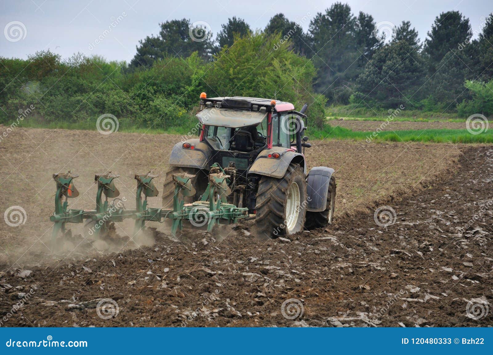 Arado del tractor imagen de archivo. Imagen de granja - 120480333