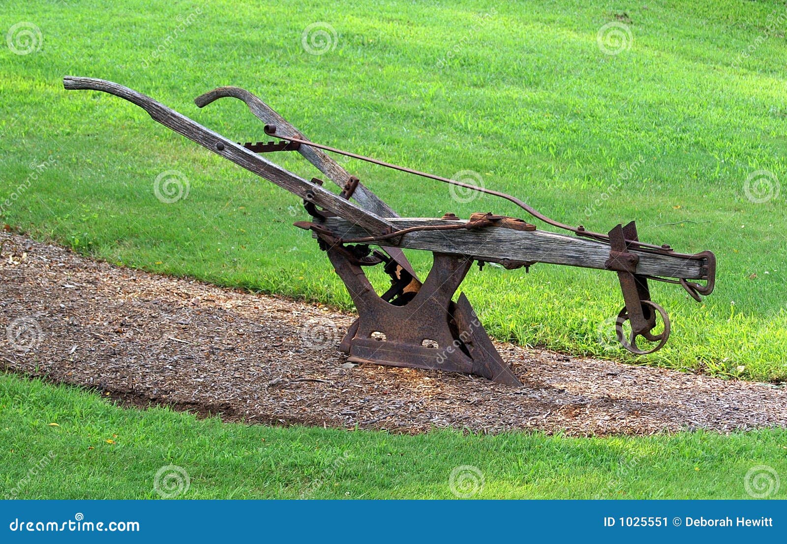Arado que recorre antiguo imagen de archivo. Imagen de agricultura ...