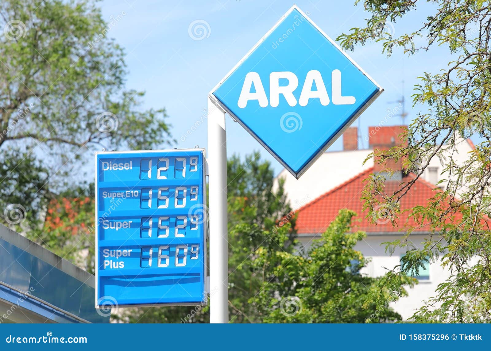 ARAL-Tankstelle Berlin Deutschland Redaktionelles Foto - Bild von ...