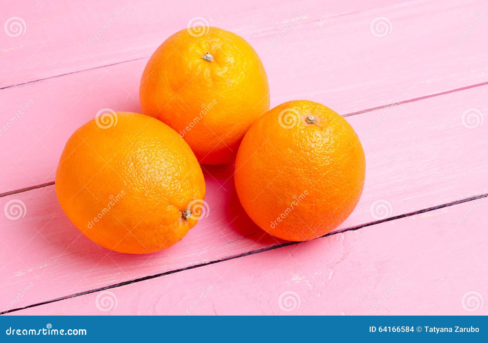 Arance su una tavola rosa fotografia stock. Immagine di raccolta - 64166584