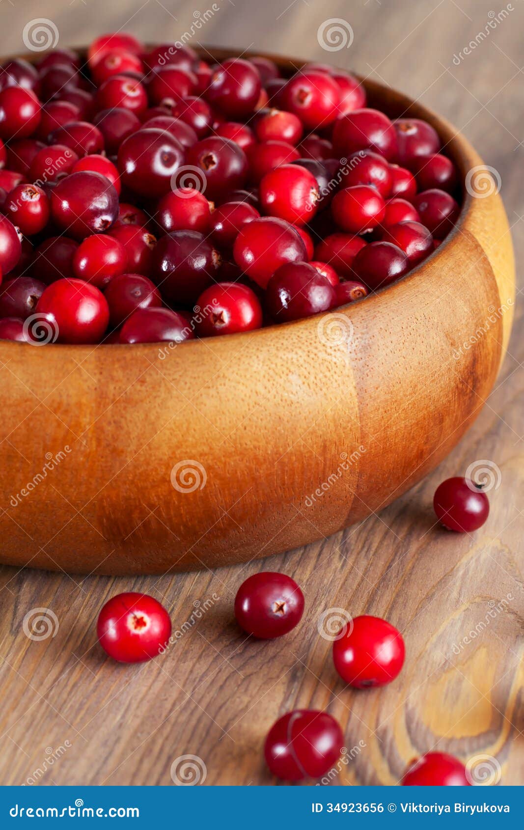 Arando na bacia de madeira foto de stock. Imagem de fruta - 34923656
