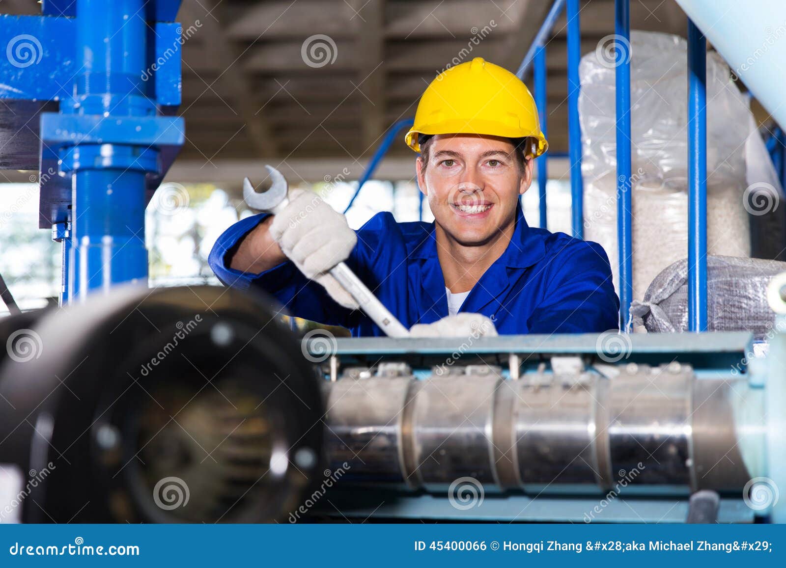 Arbeider in fabriek stock foto. Image of arbeid, globaal - 45400066