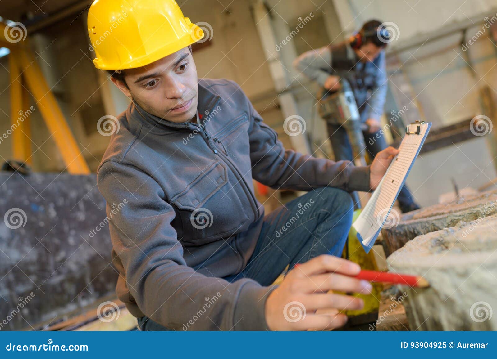 Arbeider Met Helm Die Binnen Moderne Fabriek Werken Stock Afbeelding ...