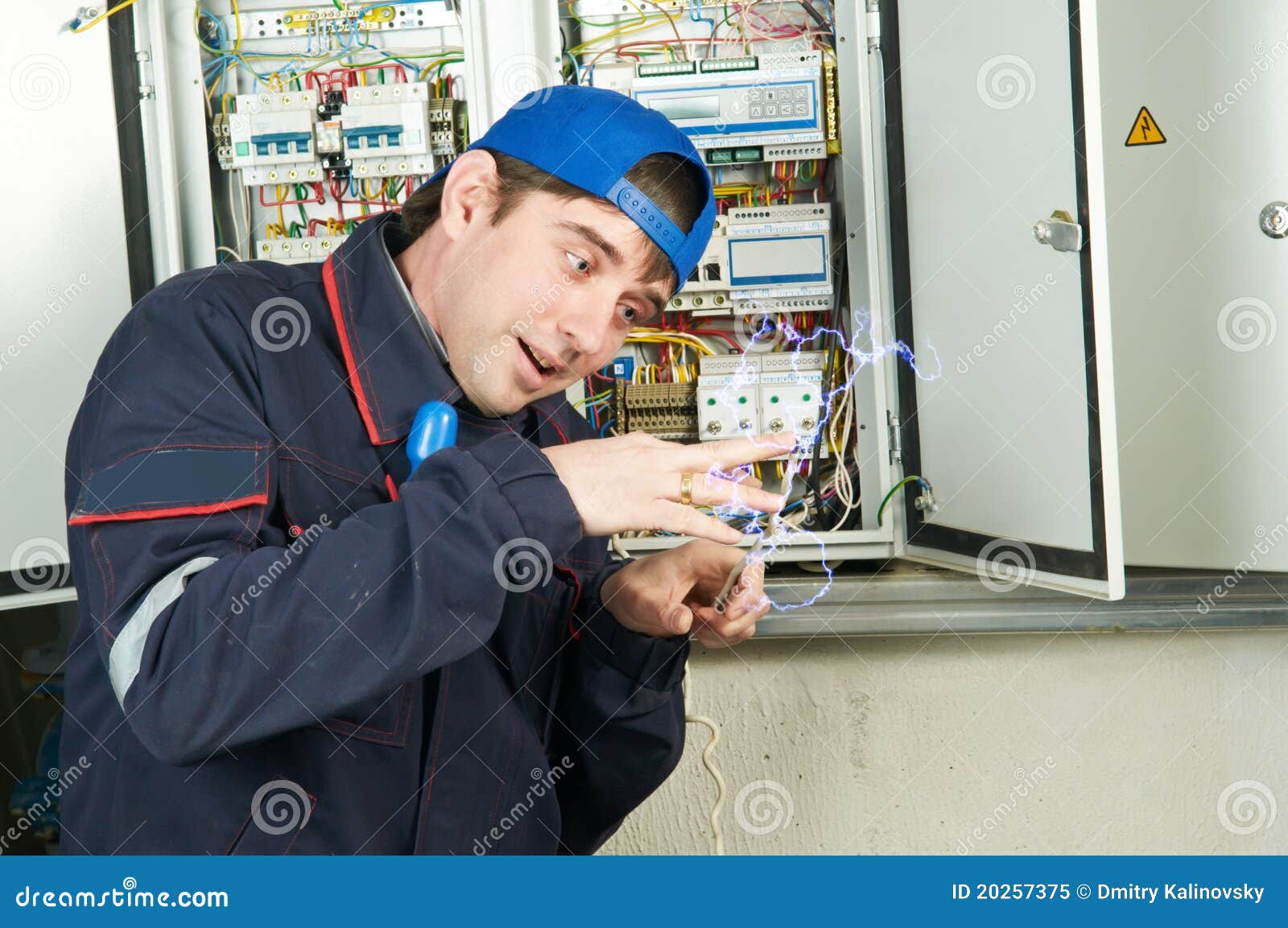 Arbeider Onder Elektrische Schok Stock Afbeelding - Image of ingenieur ...