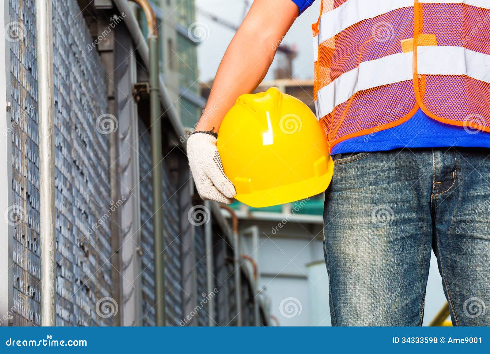 Arbeider Op Bouwwerf Met Helm Stock Foto - Image of helm, beroep: 34333598