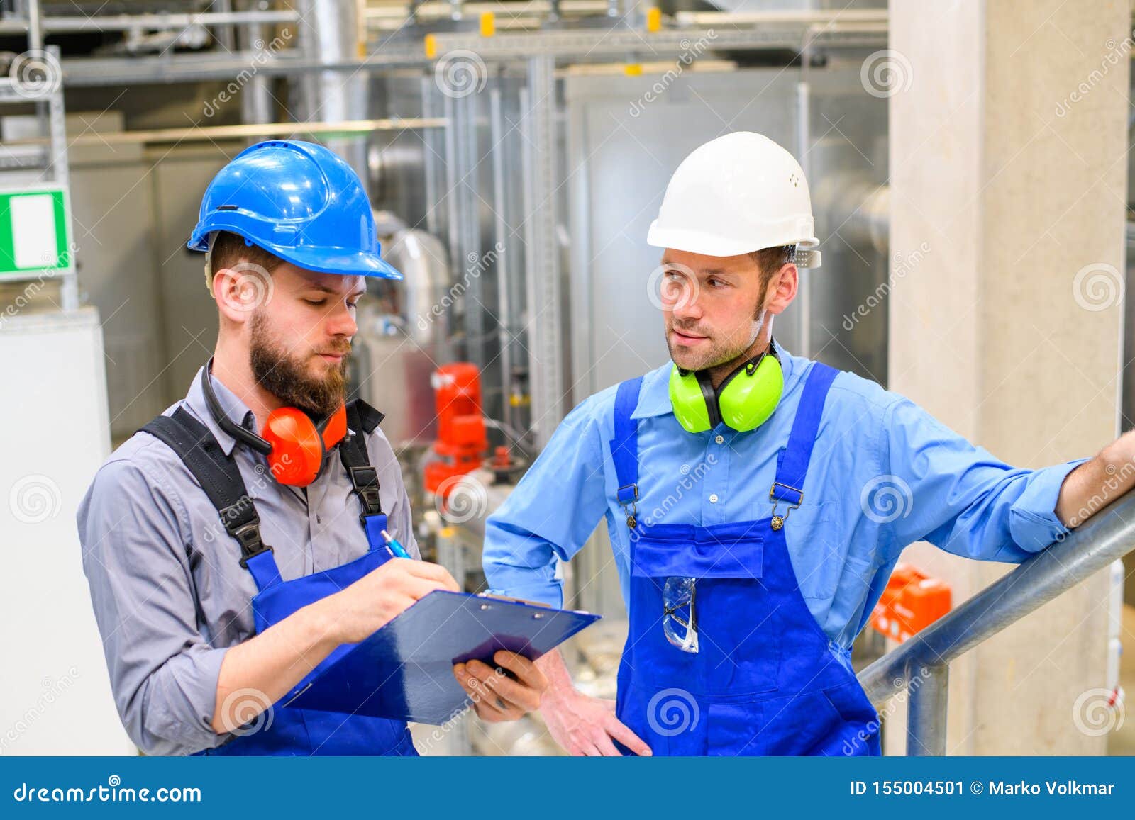 Arbeider twee in bedrijf stock afbeelding. Image of controle - 155004501