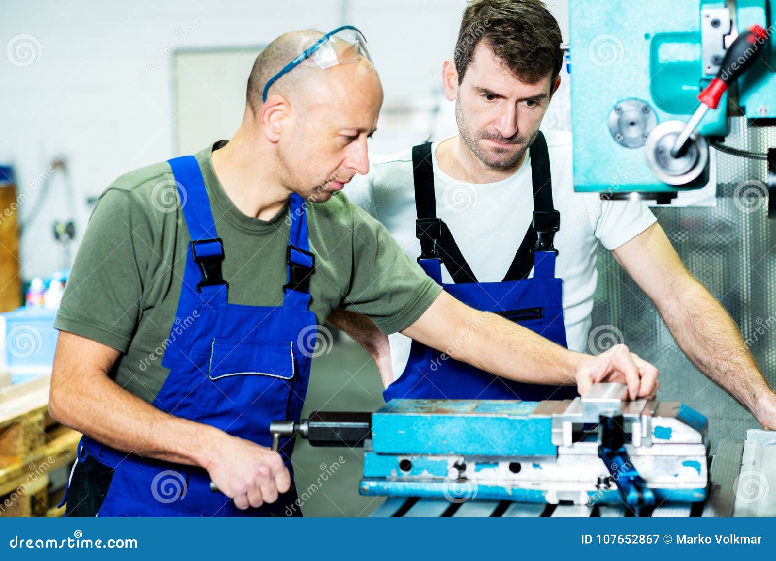 Arbeider twee in fabriek stock afbeelding. Image of baan - 107652867