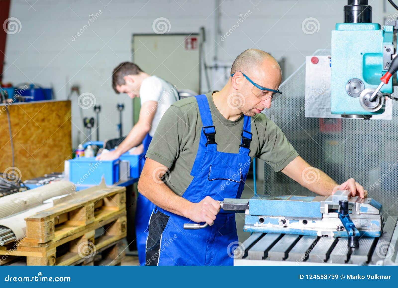 Arbeider twee in fabriek stock afbeelding. Image of apparatuur - 124588739