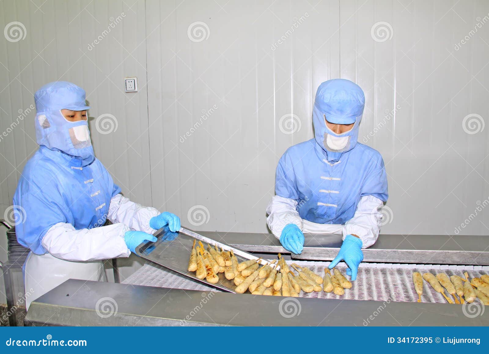 Arbeiders in De Productielijn Van De Voedselverwerking Redactionele ...