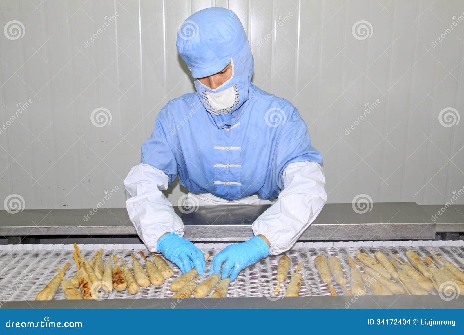 Arbeiders in De Productielijn Van De Voedselverwerking Redactionele ...