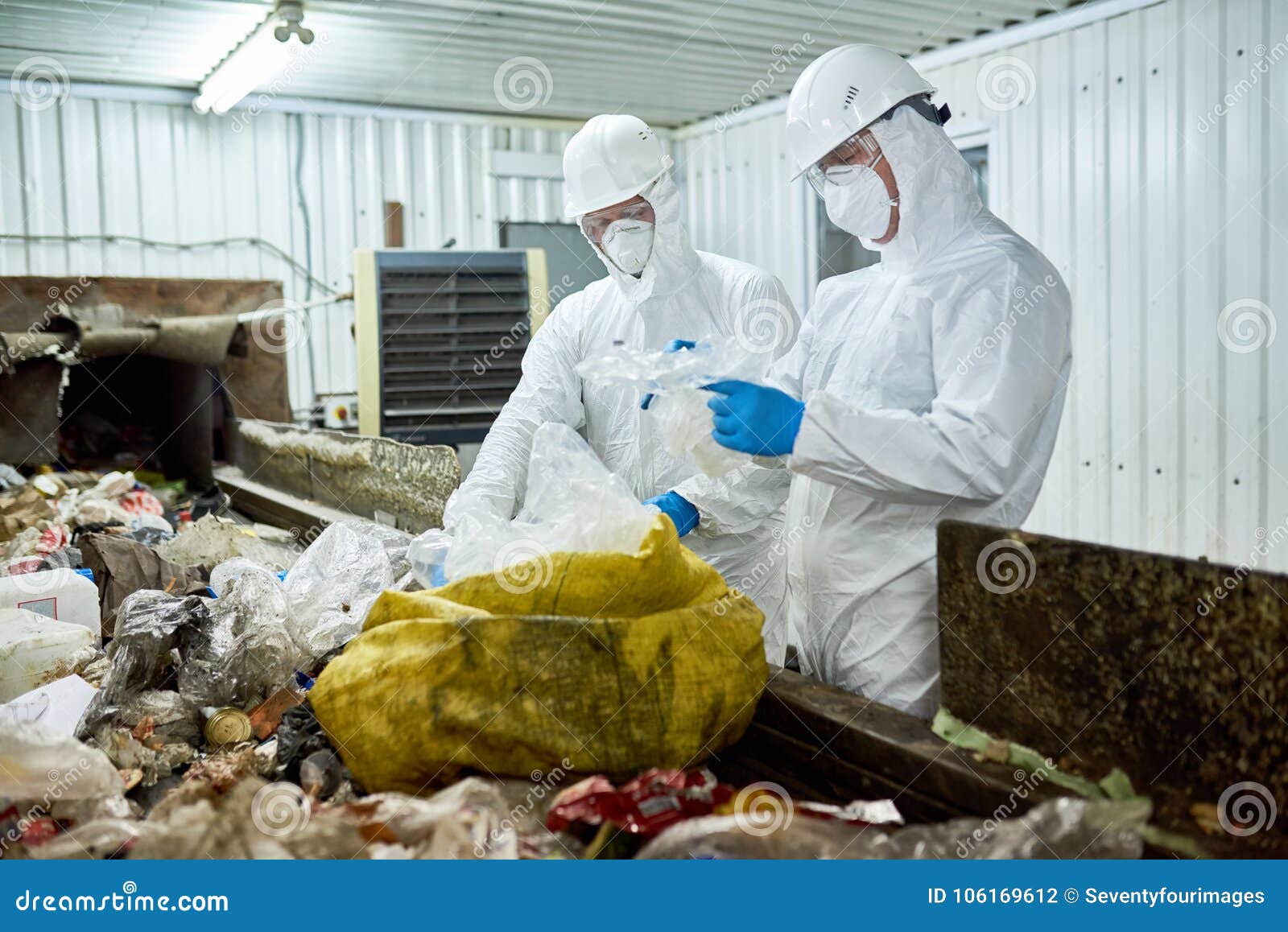 Arbeiders Die Afval Op Transportband Sorteren Stock Foto - Image of ...