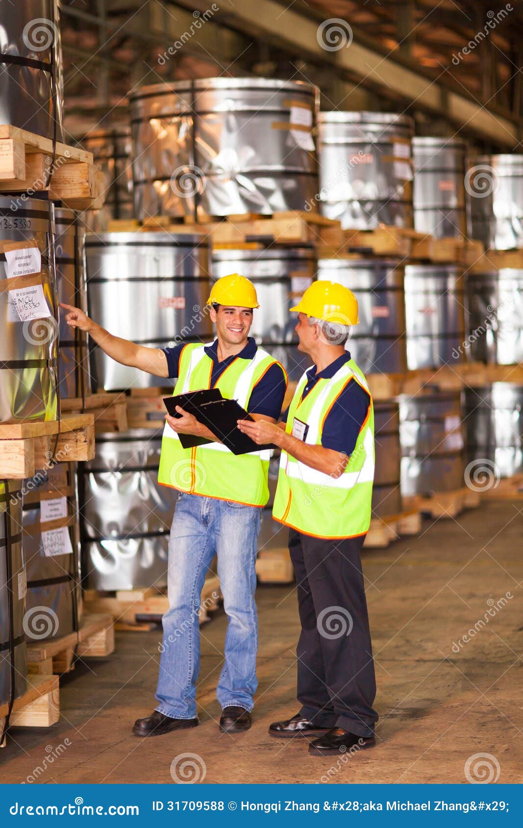 Arbeiders Die Pallets Tellen Stock Foto - Image of industrie, volwassen ...
