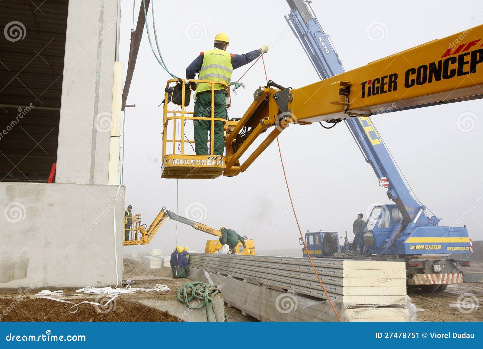 Arbeiders op bouwwerf redactionele foto. Afbeelding bestaande uit ...