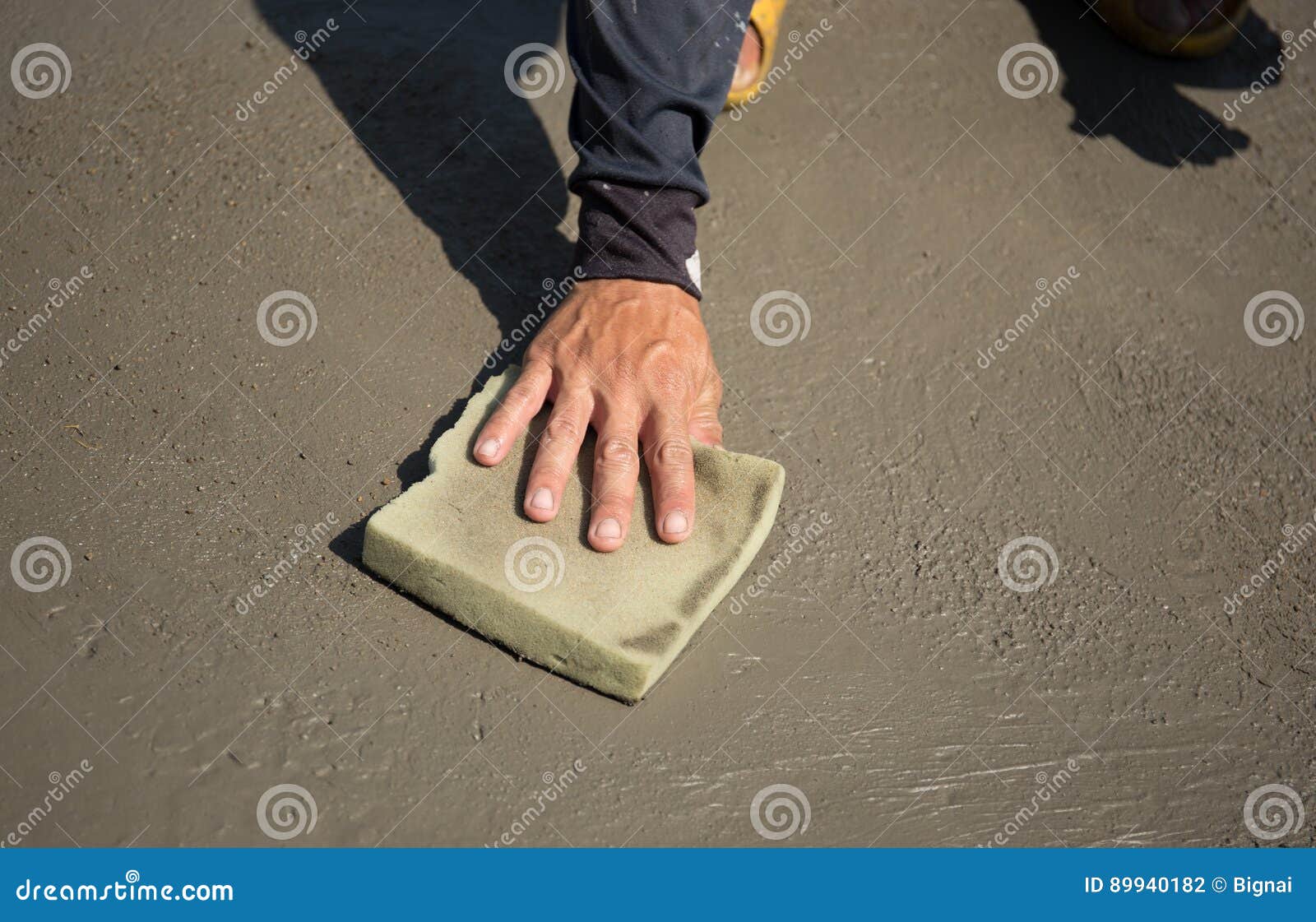 Arbeiders Vlotte Concrete Vloer Met Spons Stock Foto - Image of ...