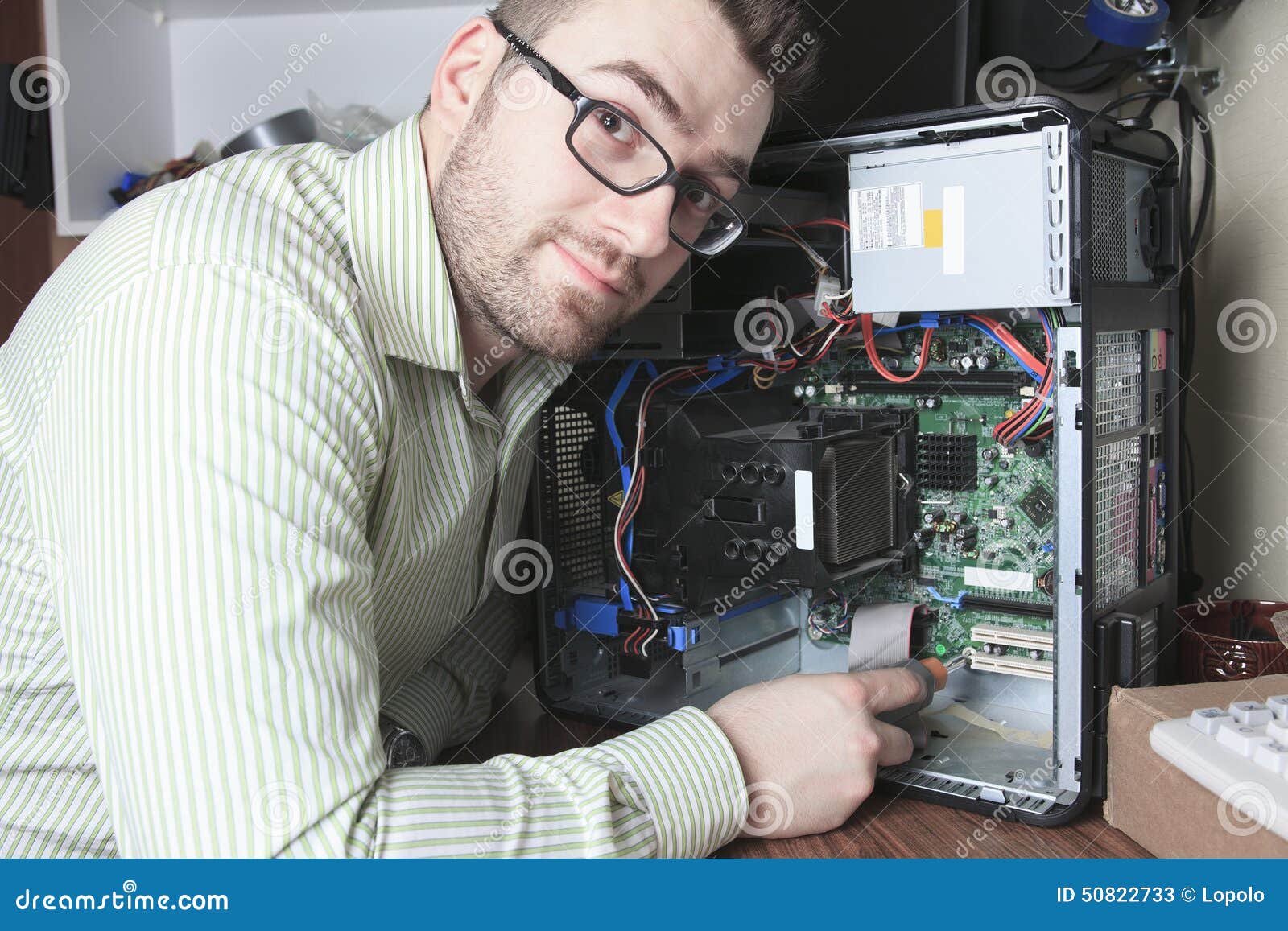 Arbeiderstechnicus Aan Het Werk Met Computer Stock Afbeelding - Image ...