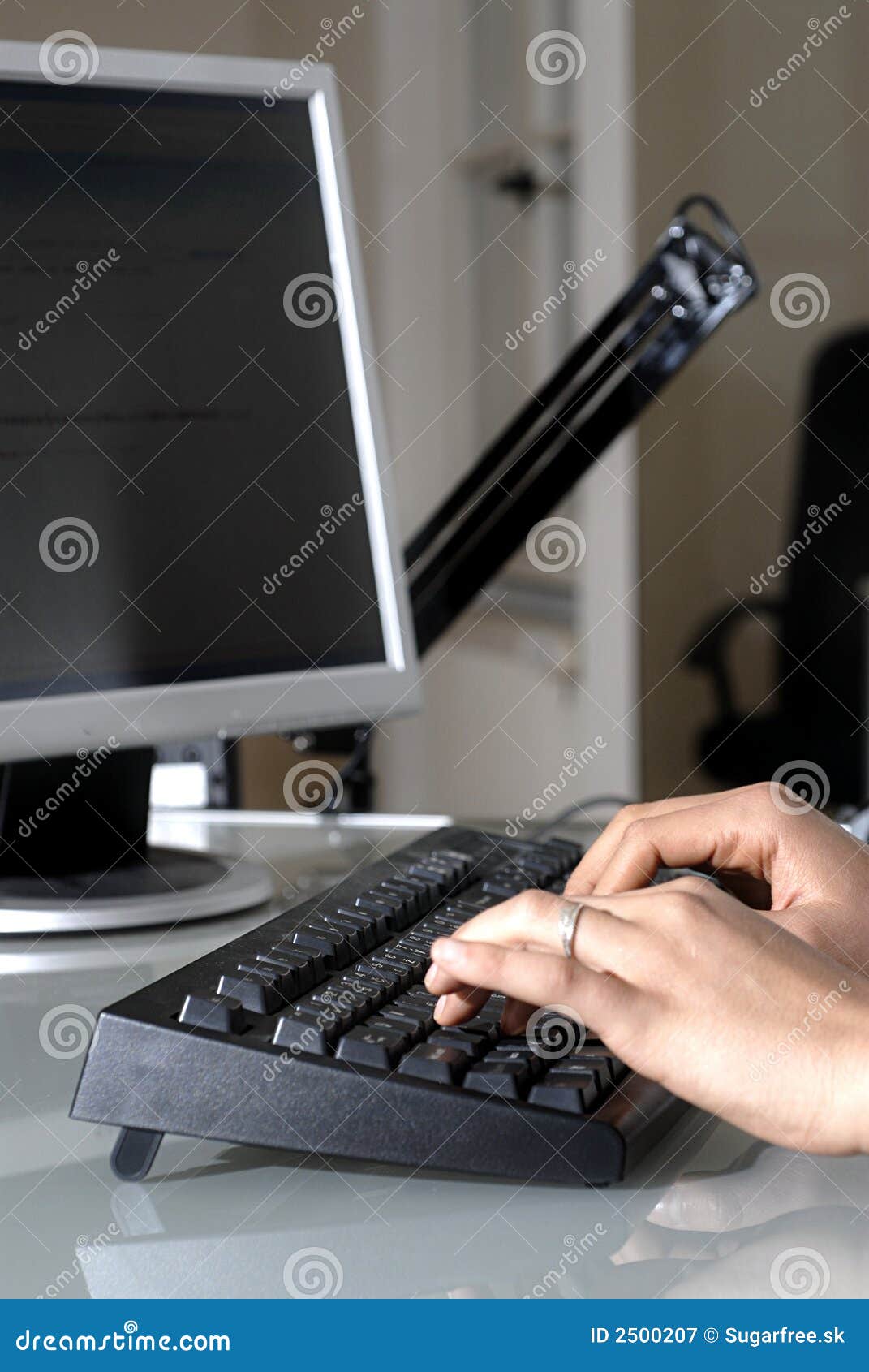 Arbeiten an dem Computer stockbild. Bild von computer - 2500207