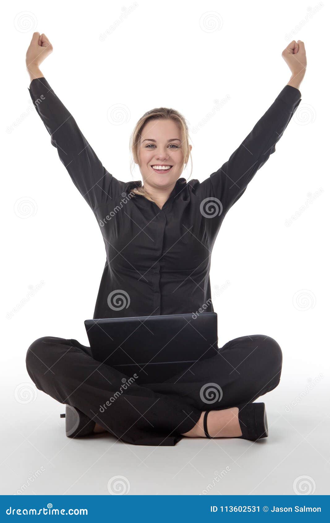 Arbeiten an Einem Computer, Der Auf Einem Boden Sitzt Stockbild - Bild ...