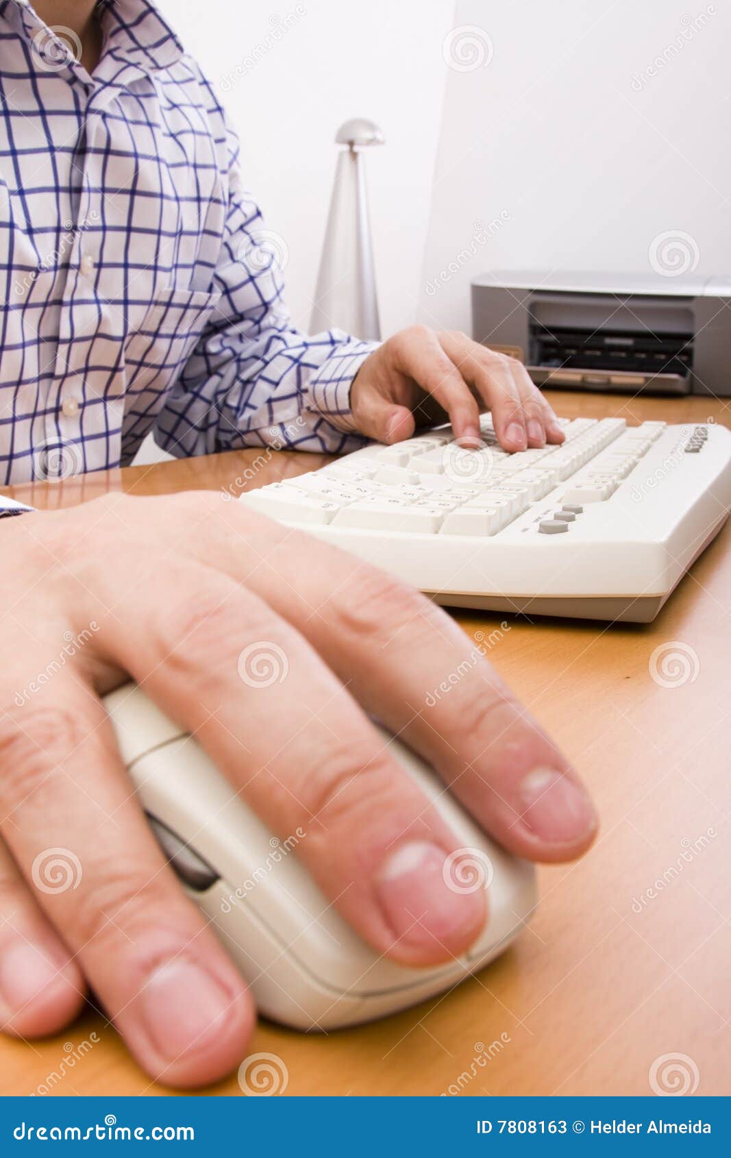 Arbeiten mit dem Computer stockbild. Bild von hände, einheit - 7808163