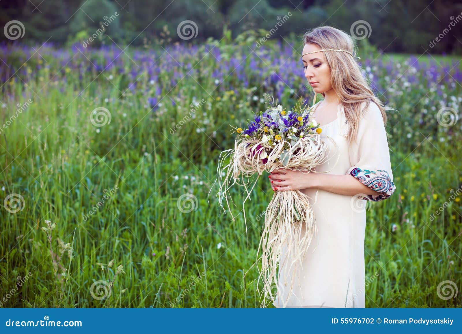 Arbeiten Sie Portrait Der Jungen Sinnlichen Frau Im Garten Um Stockfoto