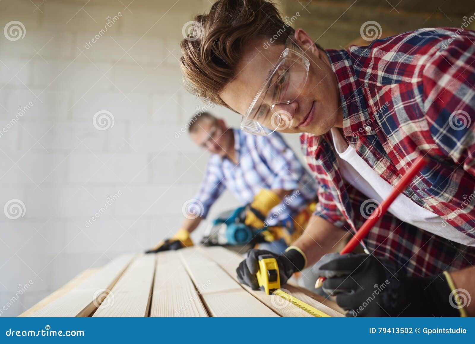 Arbeiter stockfoto. Bild von leute, fokus, gebäude, fähigkeit - 79413502