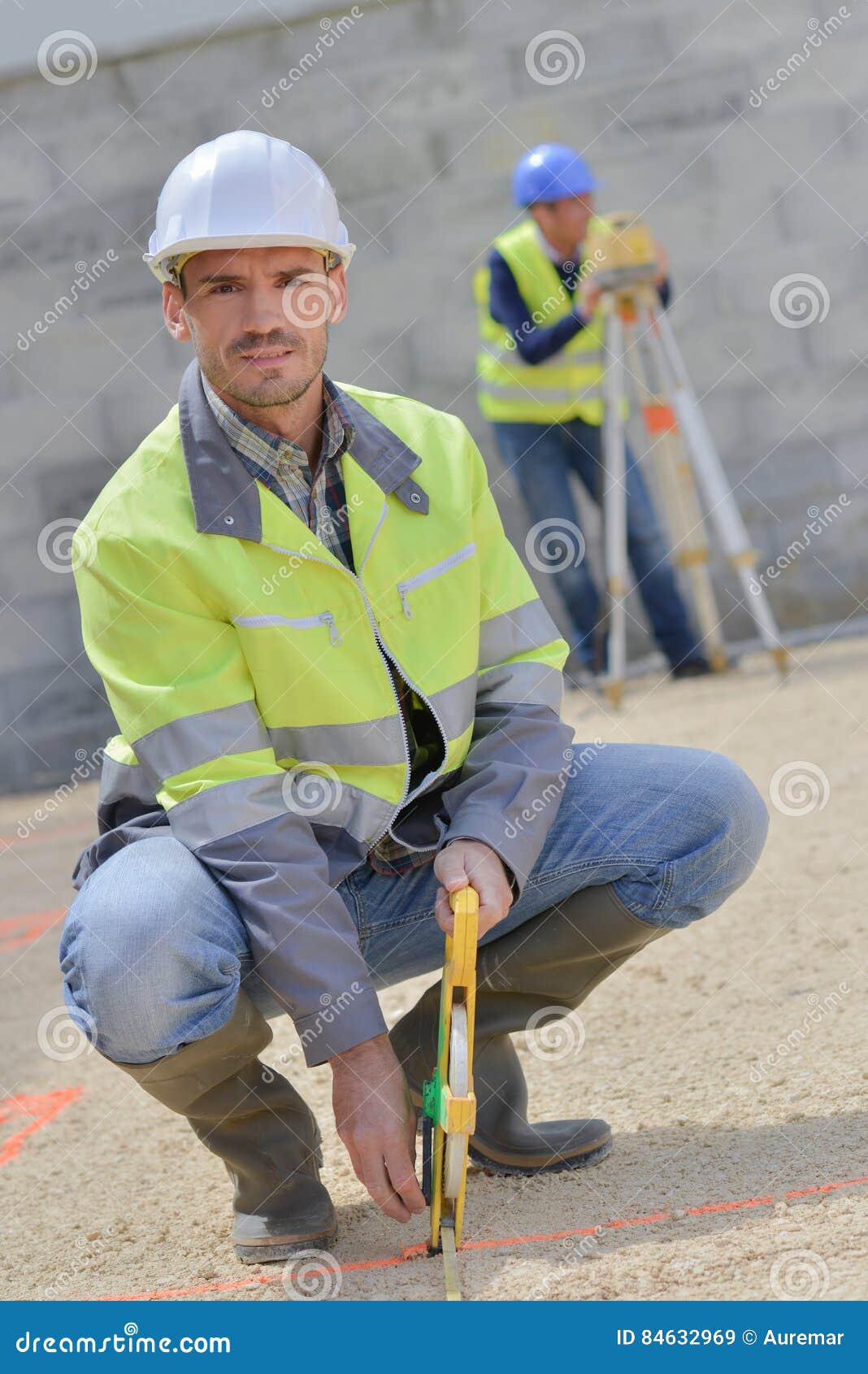 Arbeitskraft auf Baustelle stockbild. Bild von vordergrund - 84632969