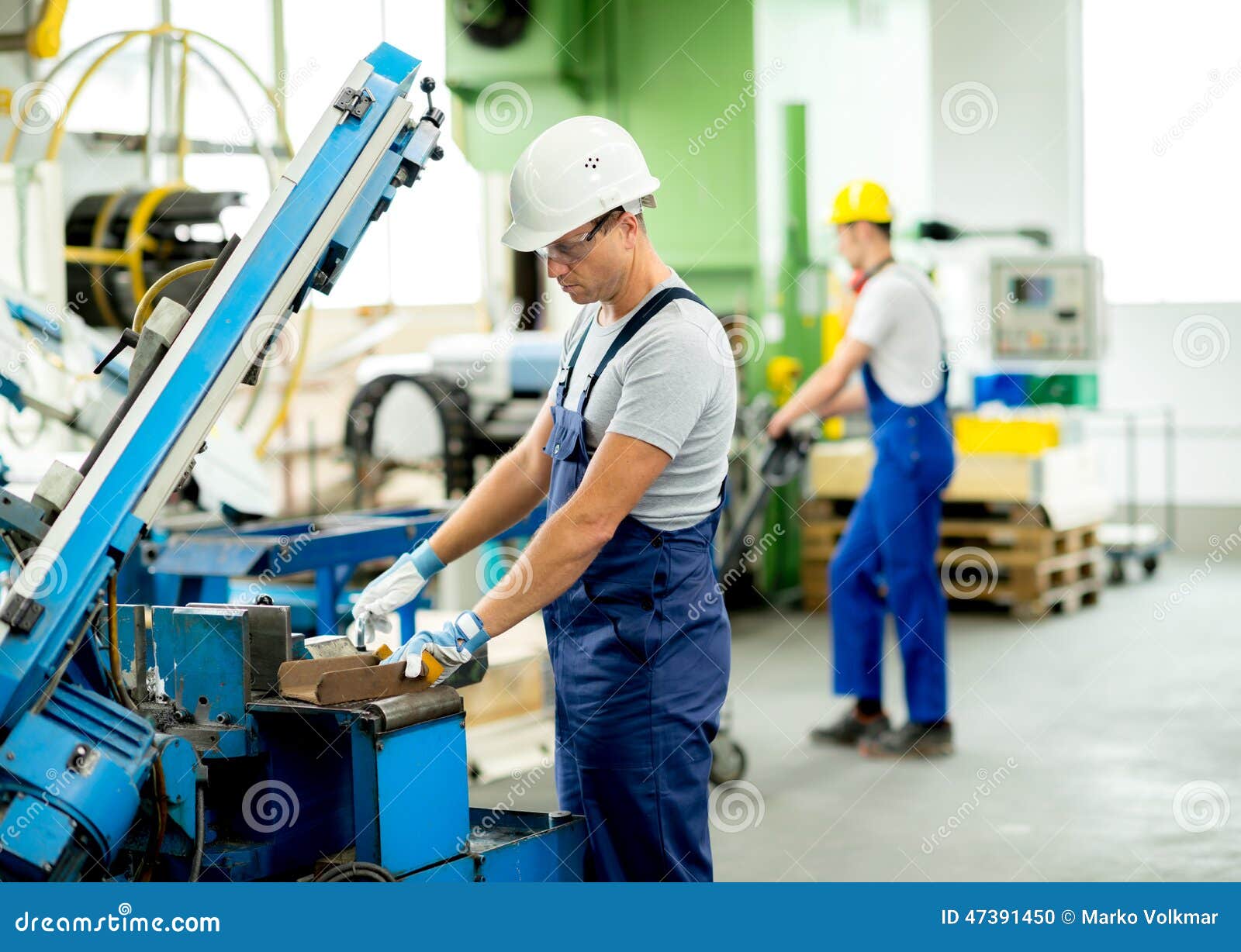 Arbeitskraft Auf Der Maschine Stockfoto - Bild von herstellung ...