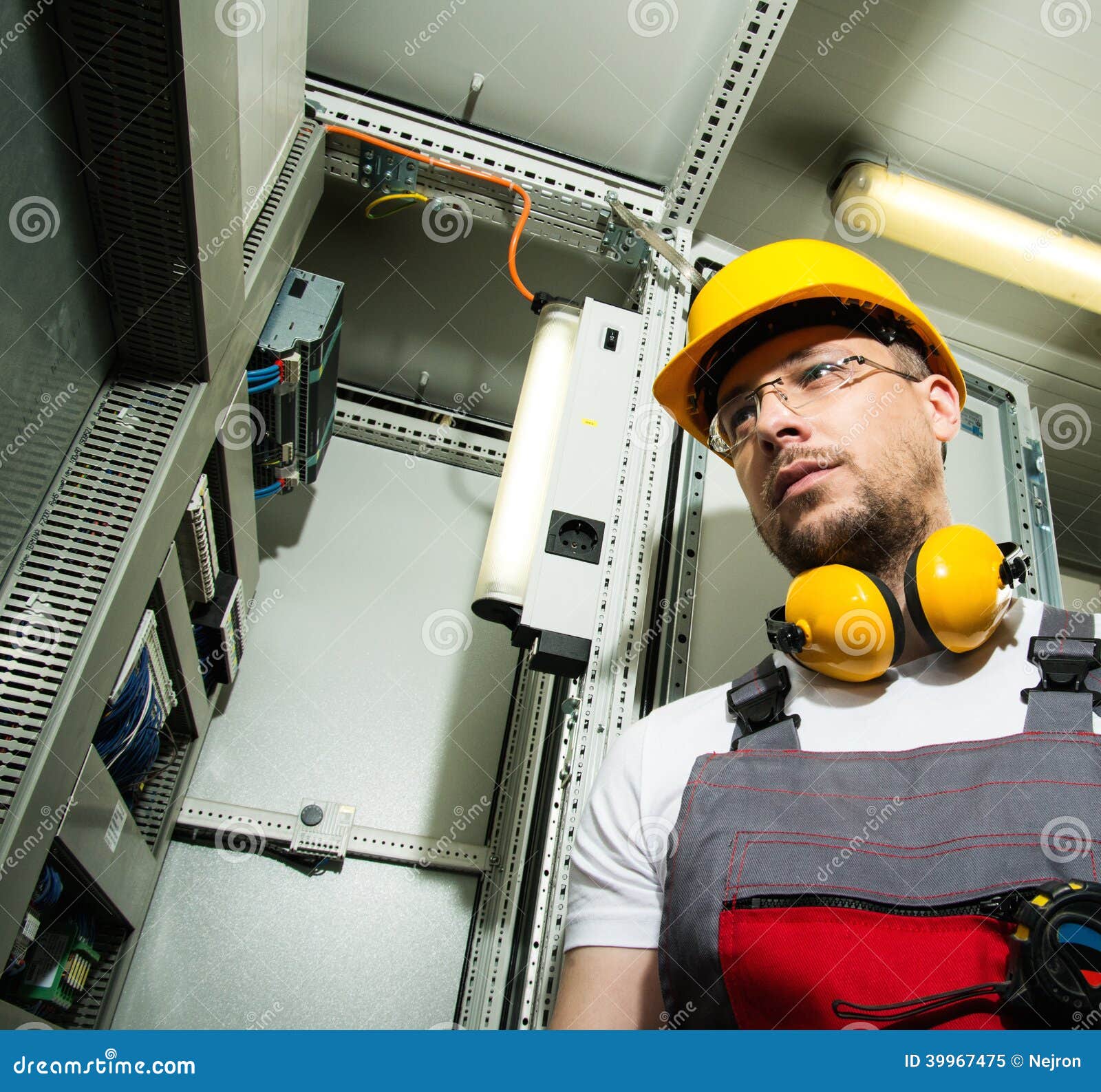 Arbeitskraft Auf Einer Fabrik Stockbild - Bild von sturzhelm, schwer ...