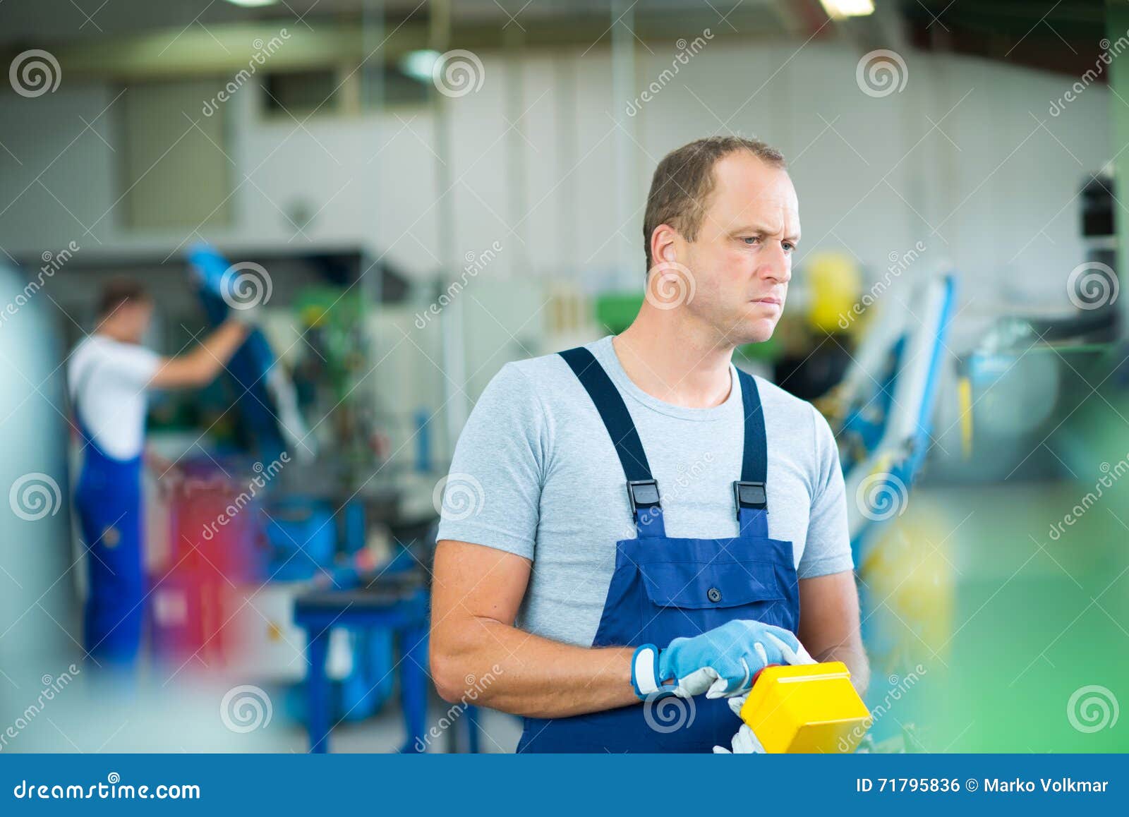 Arbeitskraft in der Fabrik stockfoto. Bild von männer - 71795836