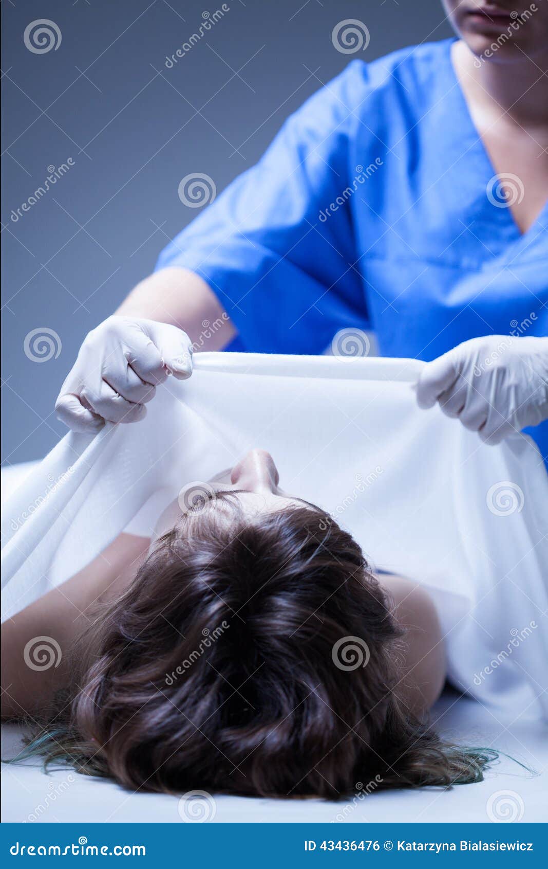 Arbeitskraft Der Leichenhalle Die Leiche Umfassend Stockfoto - Bild von ...