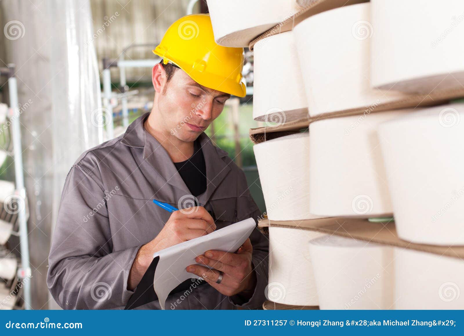 Arbeitskraft, Die Ablage Nimmt Stockbild - Bild von schauen, kaukasisch ...