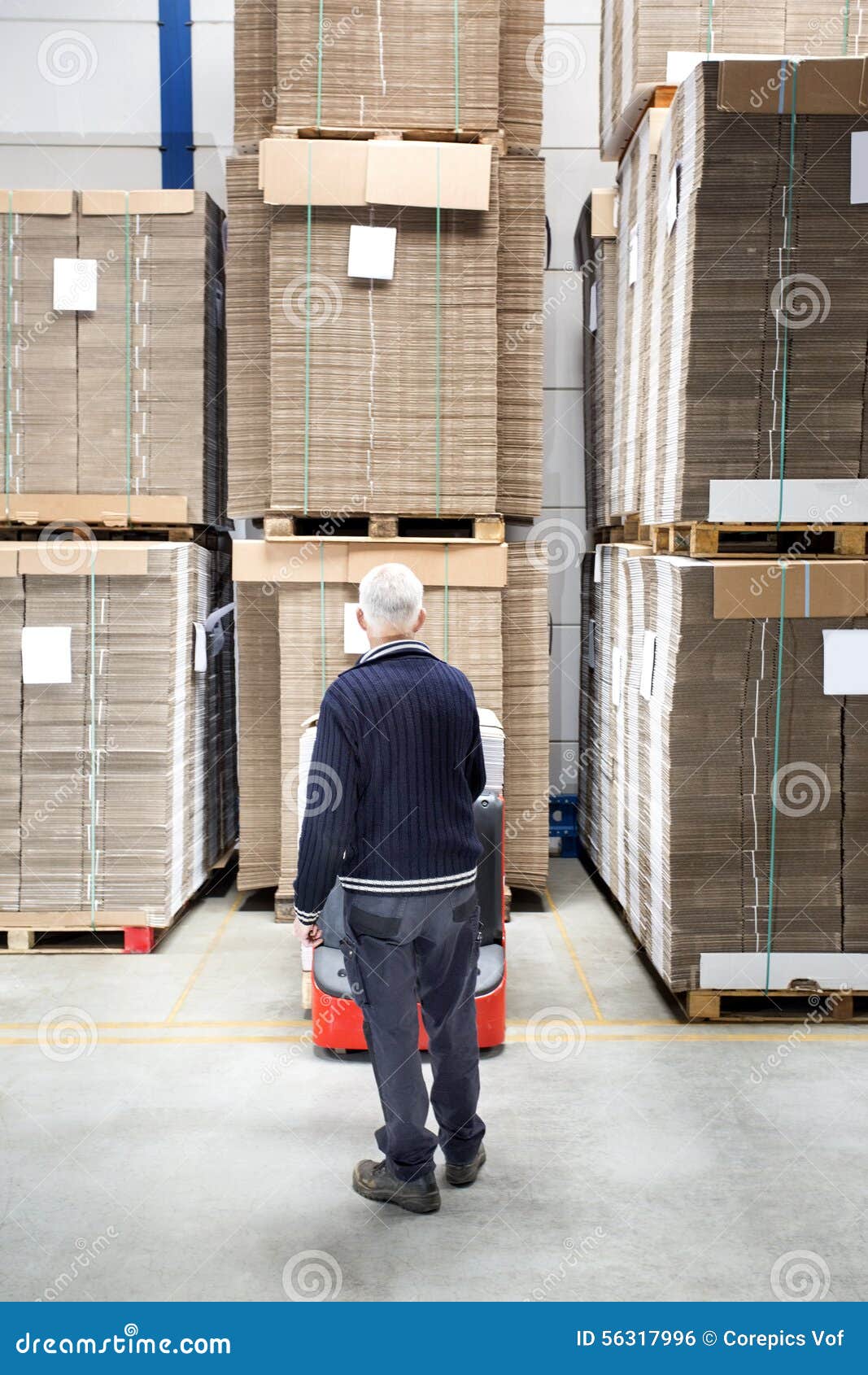Arbeitskraft, Die in Front of Stockpiles Steht Stockfoto - Bild von ...