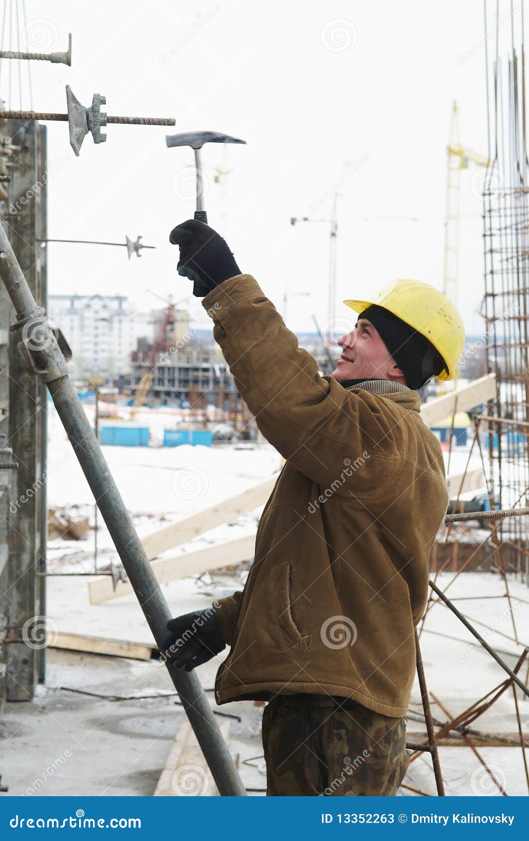 Arbeitskraft Mit Dem Hammermontieren Stockbild - Bild von stahl ...