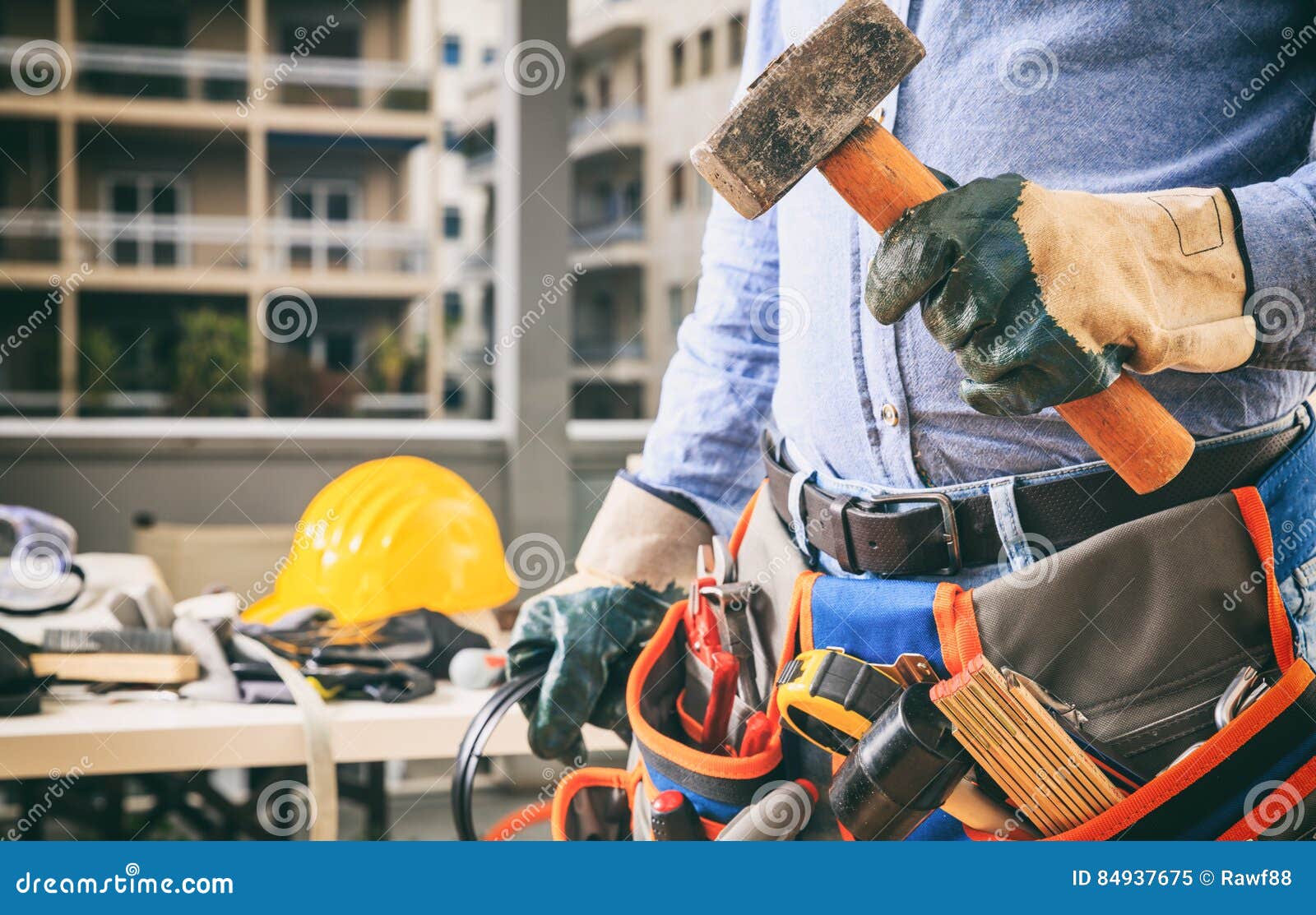 Arbeitskraft Mit Einem Werkzeuggurt Und Einem Hammer Stockbild - Bild ...