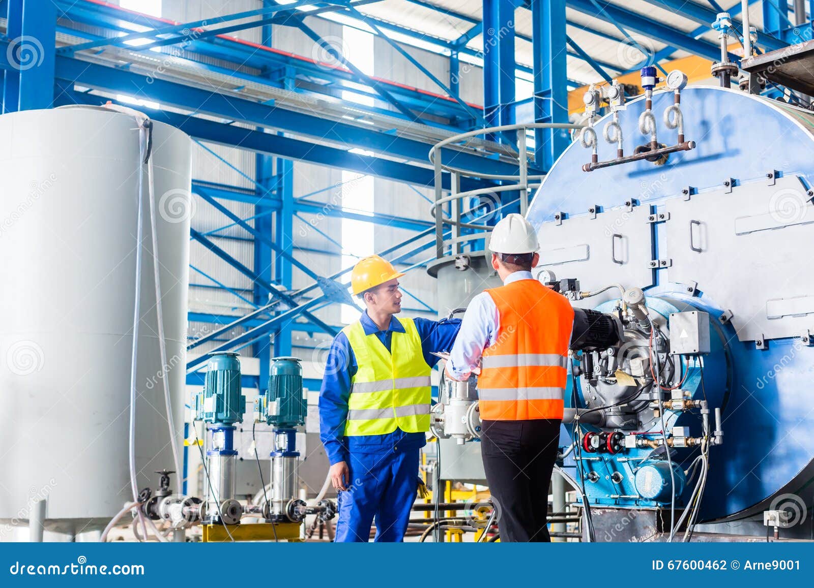 Arbeitskraft Und Manager in Der Industriellen Fabrik Stockfoto - Bild ...