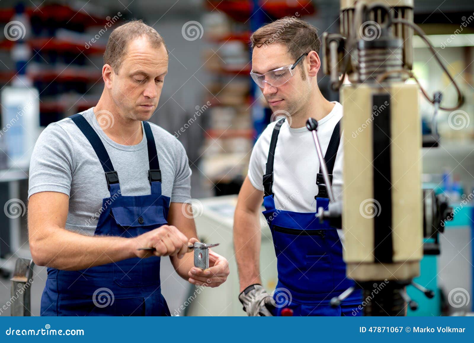 Arbeitskraft Zwei in Der Fabrik Stockbild - Bild von mittlere ...