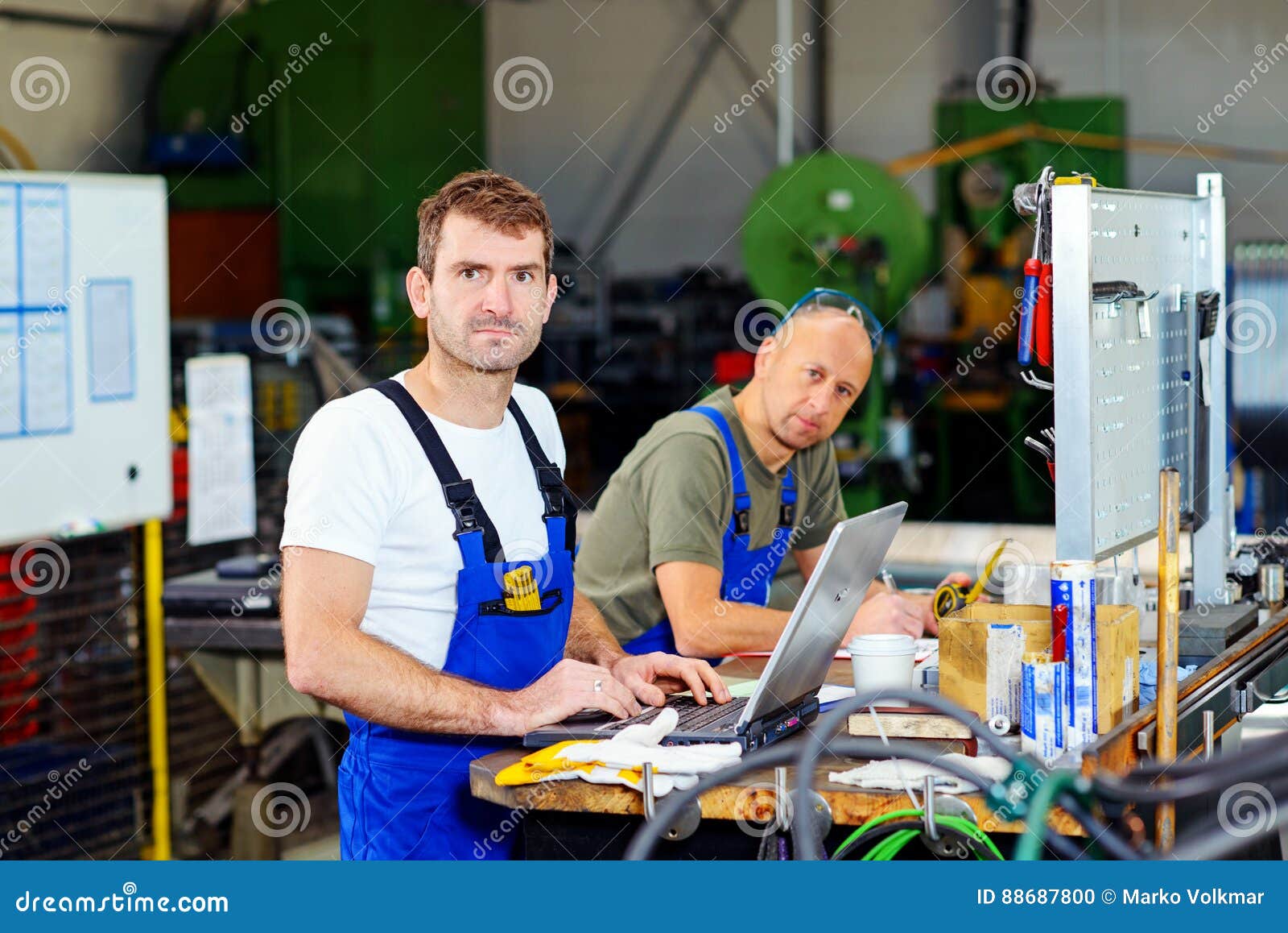Arbeitskraft Zwei in Der Fabrik Stockfoto - Bild von mechaniker ...