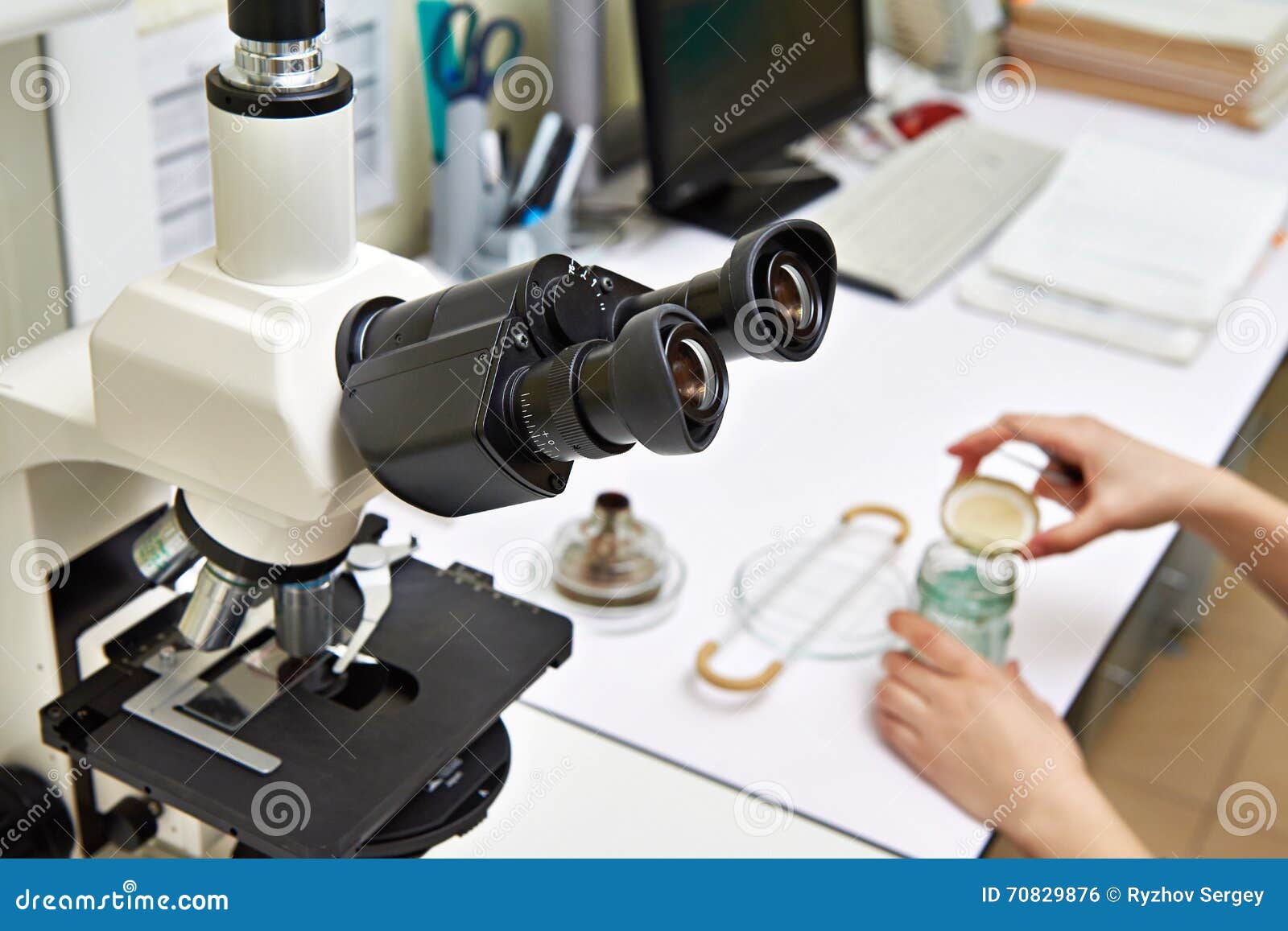 Arbeitsplatz Mit Mikroskop Im Labor Biochemisch Stockfoto - Bild von ...
