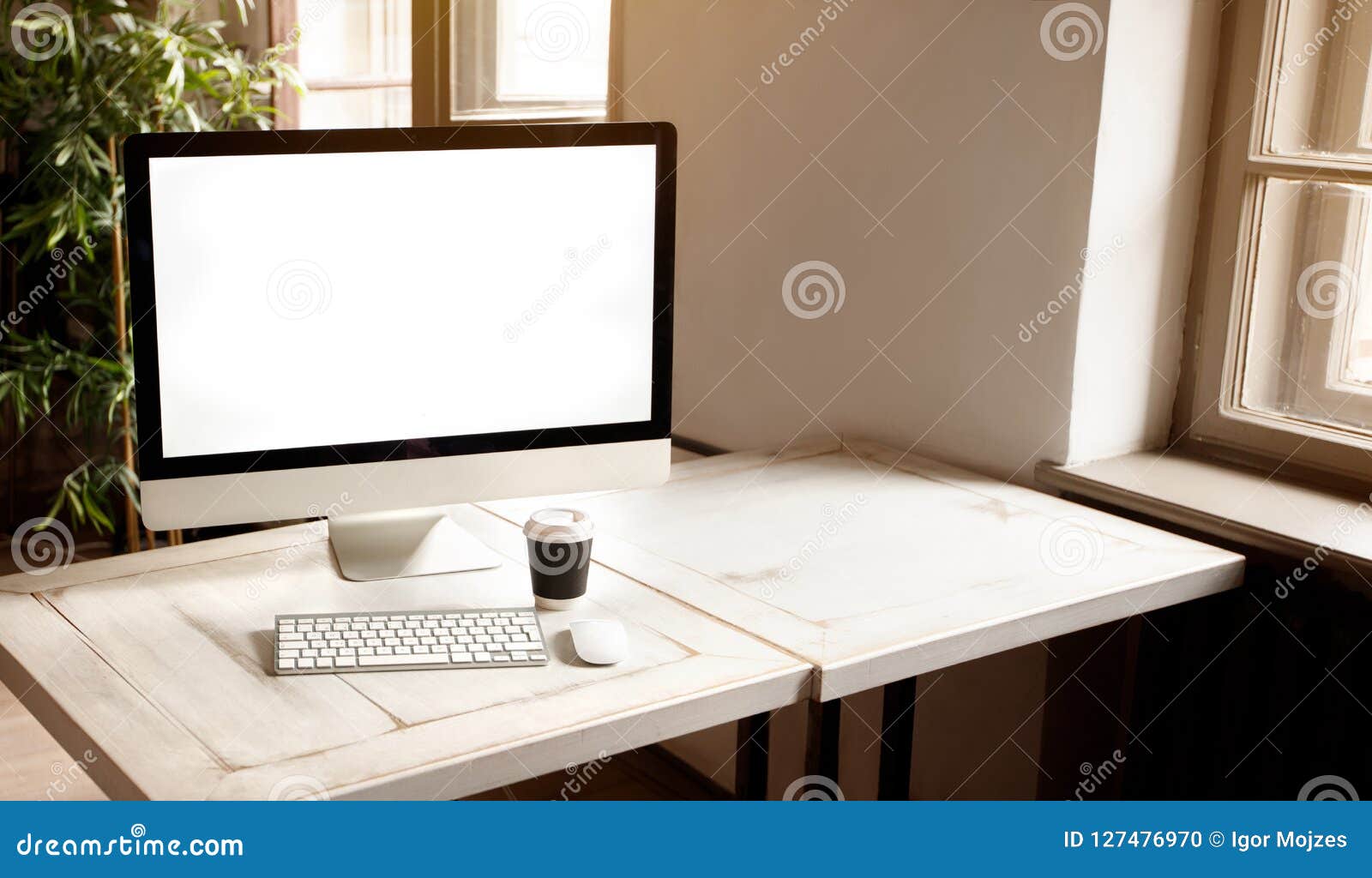 Arbeitsplatz Mit Modernem Computer Auf Dem Schreibtisch Stockfoto ...