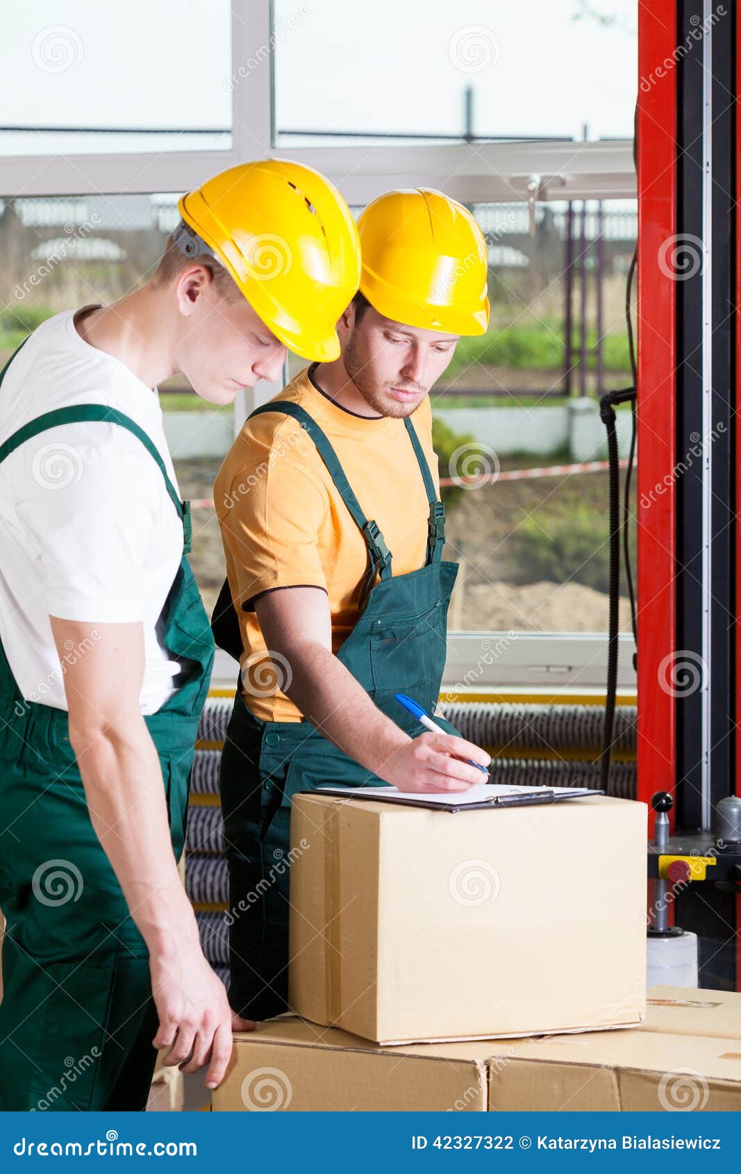 Arbetare Under Arbete I En Fabrik Arkivfoto - Bild av stiligt, manlig ...