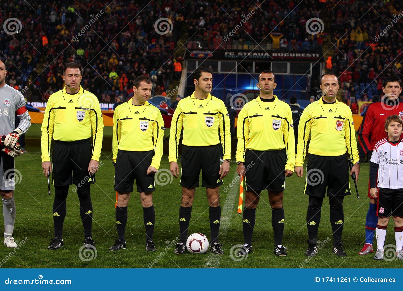 Arbitres De Match De Football Photo éditorial - Image du footballeurs ...