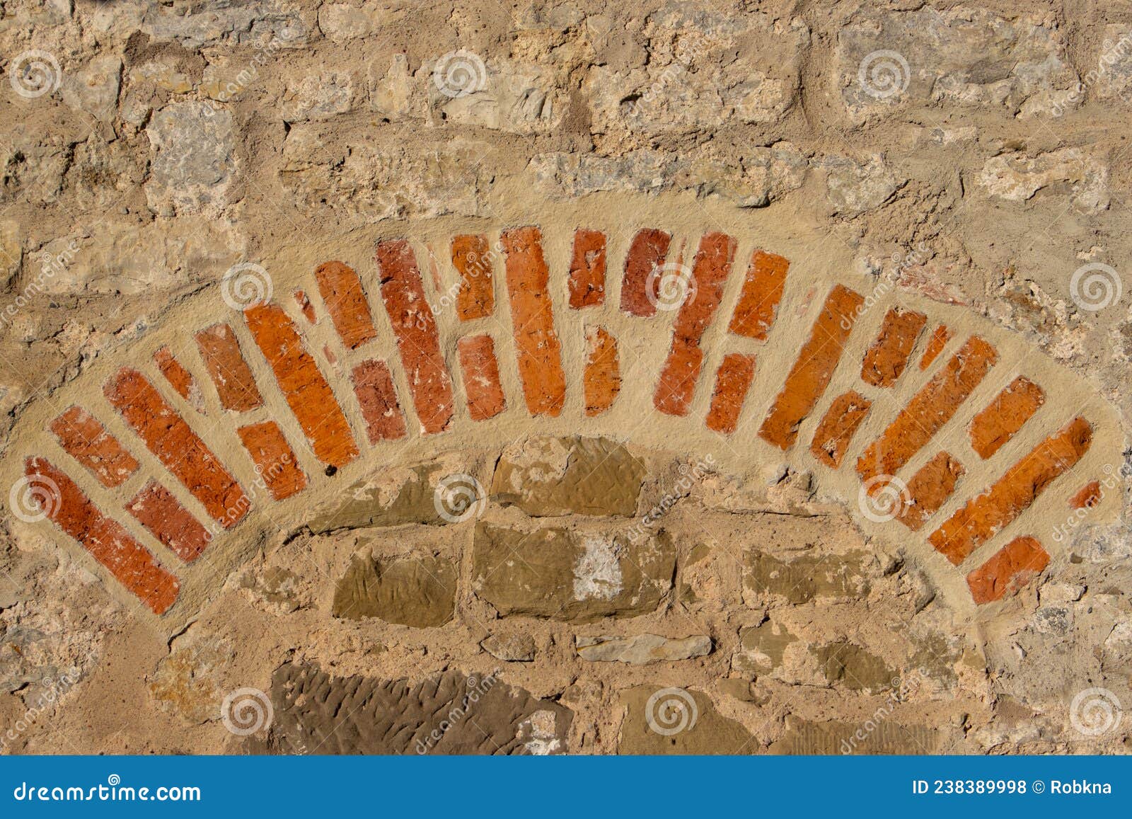 Arc En Briques Rouges Dans Un Mur En Pierre Naturelle Photo stock ...