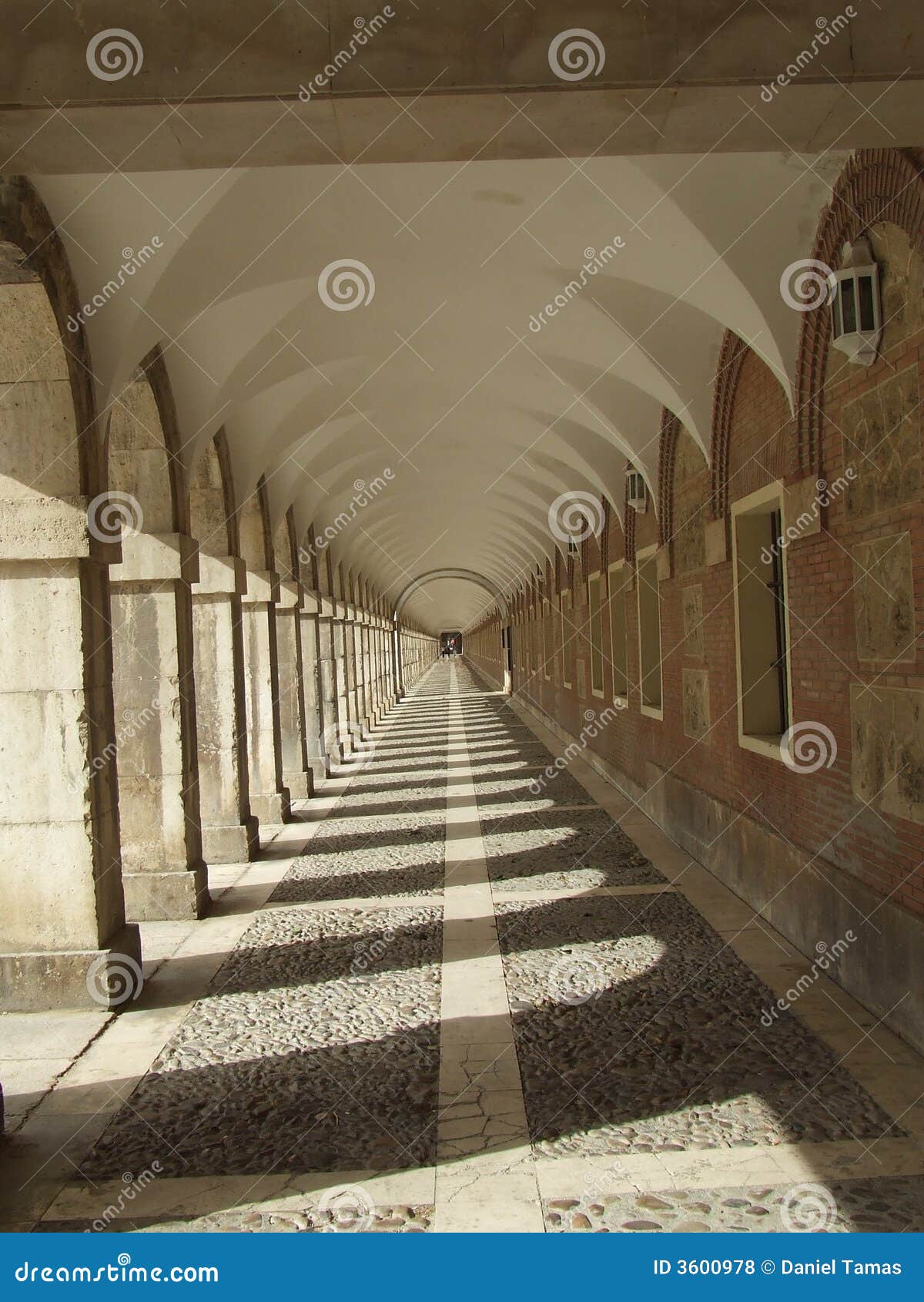 Arcada foto de archivo. Imagen de gris, antiguo, camino - 3600978