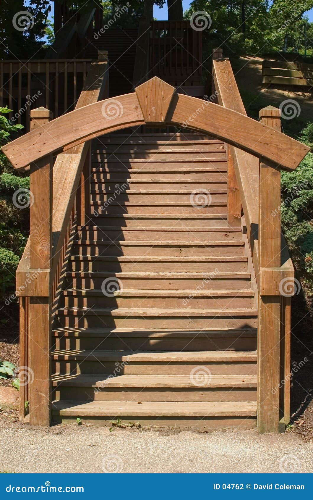 Arcada de madera foto de archivo. Imagen de asoleado, pasos - 4762