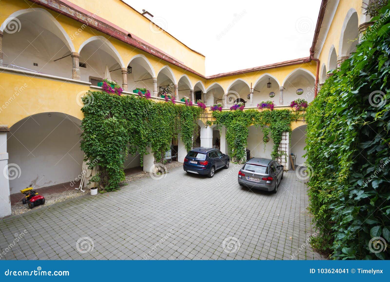 Arcadas Del Patio De La Casa Medieval Foto editorial - Imagen de corte ...