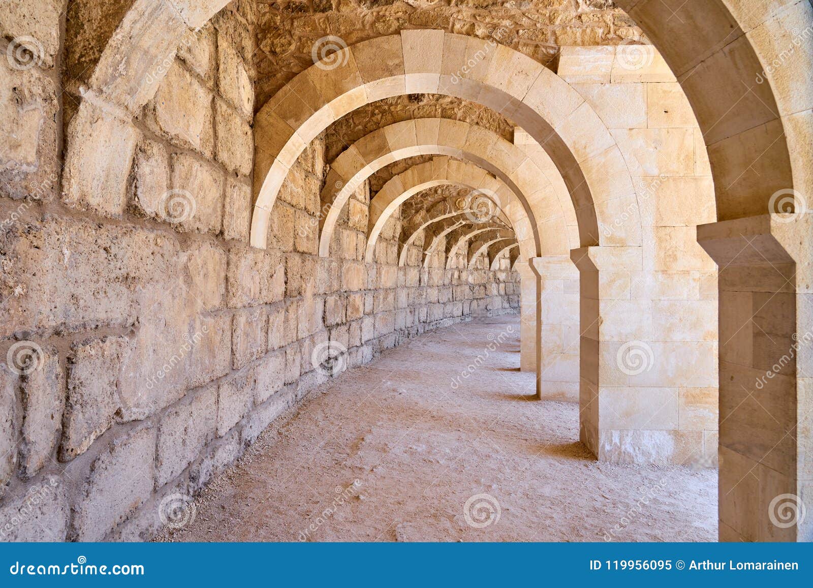 Arcade à l'amphithéâtre image stock. Image du pierre - 119956095