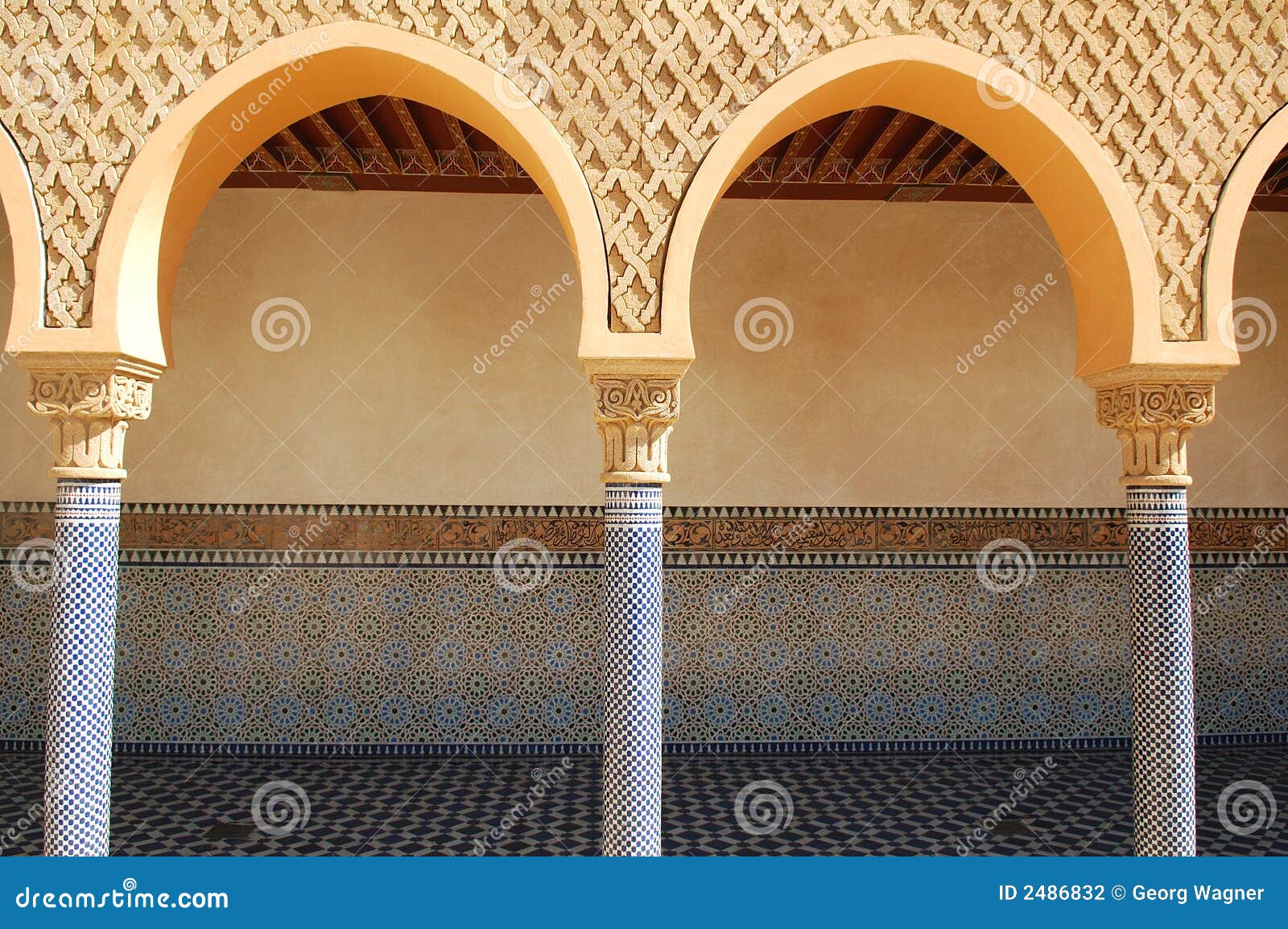 Arcade arabe photo stock. Image du tour, islam, yard, islamique - 2486832
