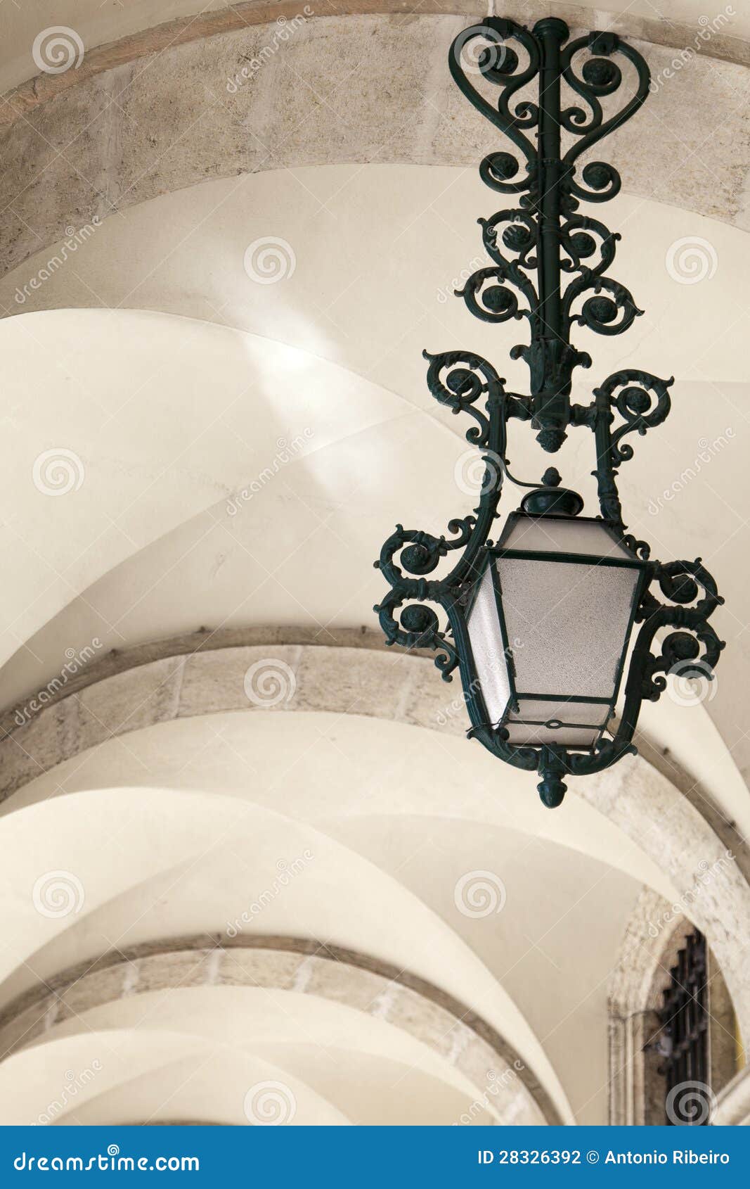 Arcade et lampe photo stock. Image du voûte, arcadé, arcade - 28326392
