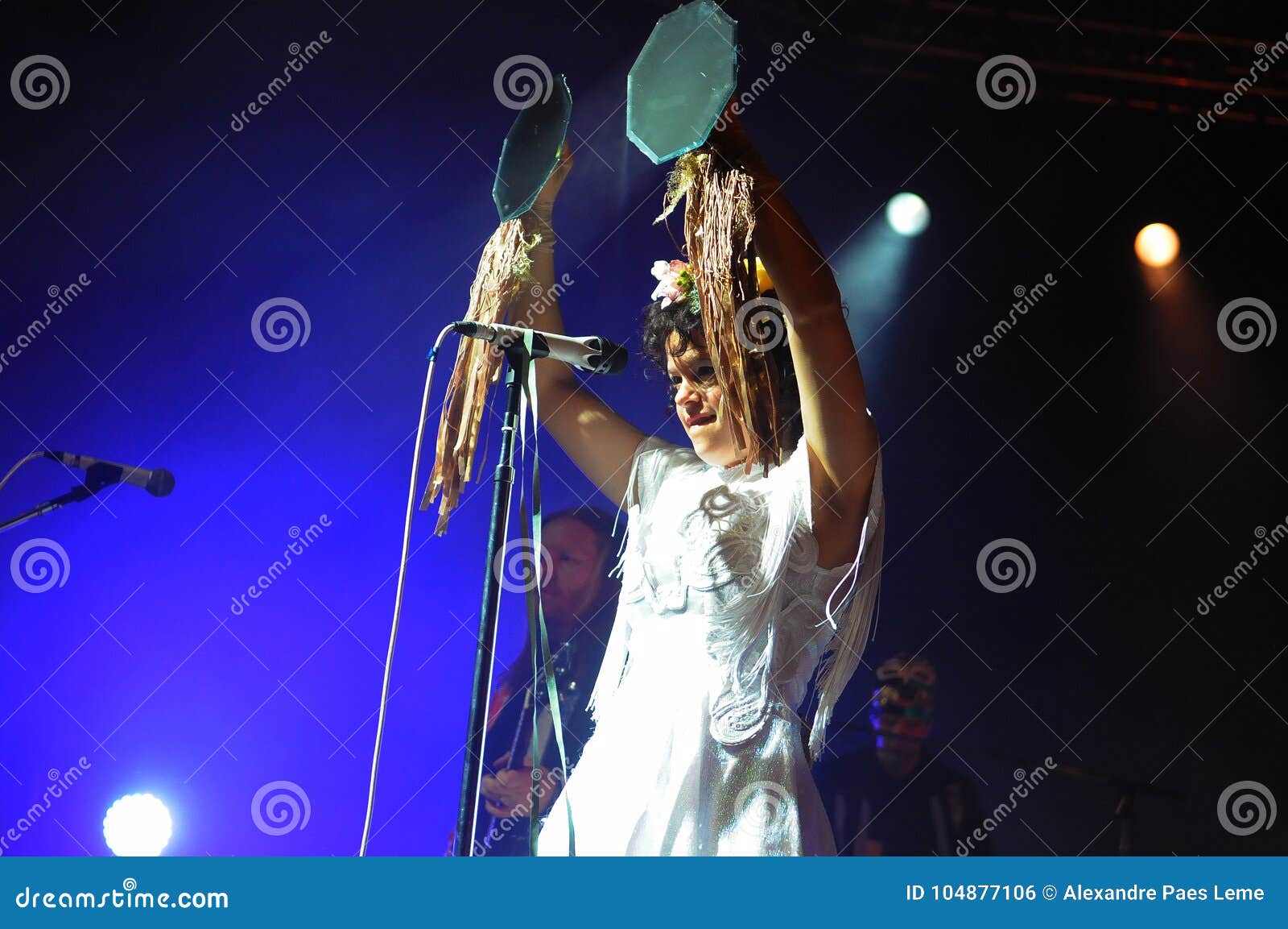 Arcade Fire - Regine Chassagne Redaktionell Bild - Bild av stad, regn ...