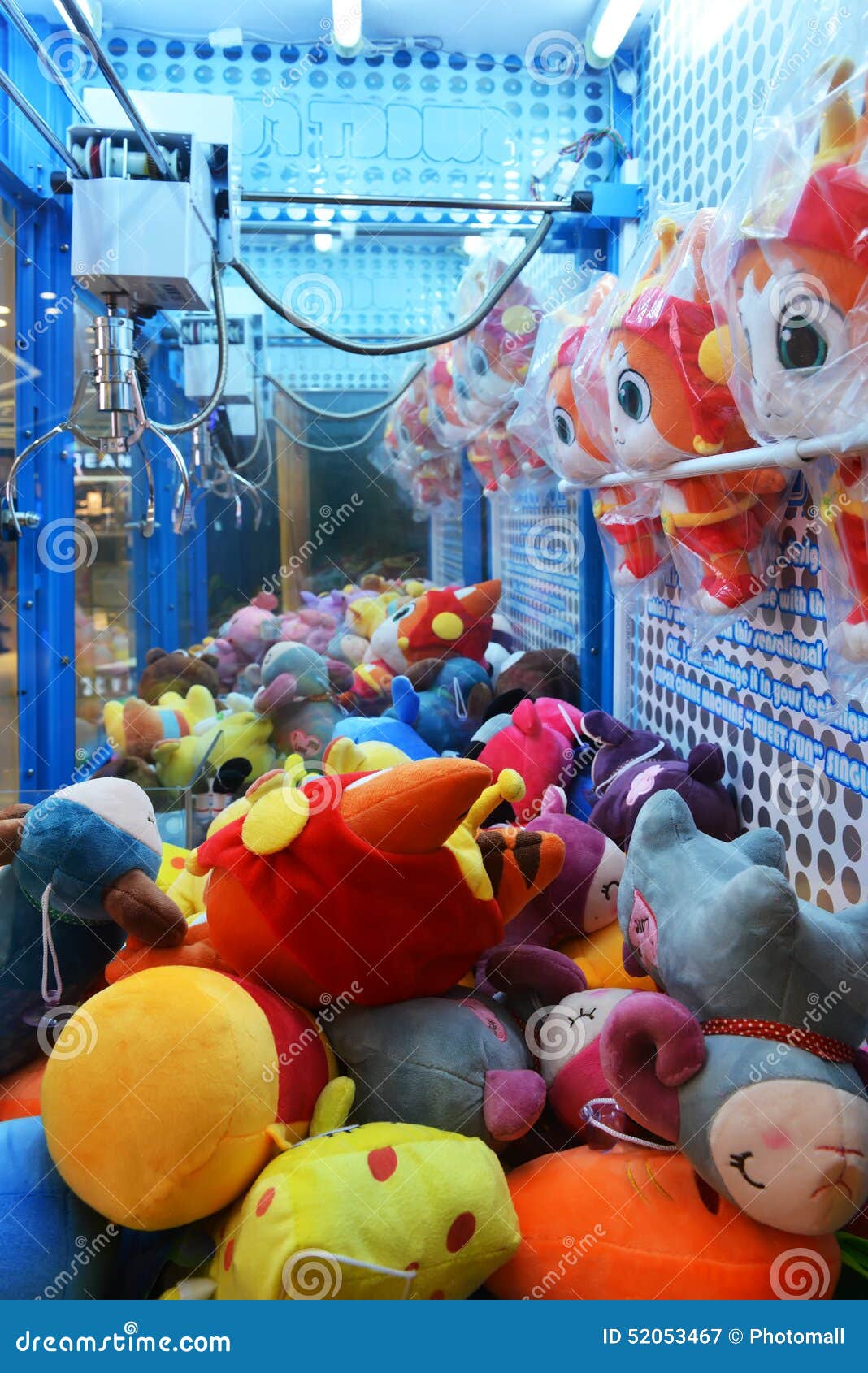 Arcade Robotic Claw Game Machine, Arcade Claw Editorial Photography ...